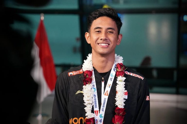 Jejak Emas Alwi Farhan: Tumbangkan Peringkat 3 Dunia di Debut Sudirman Cup - KresNews.com